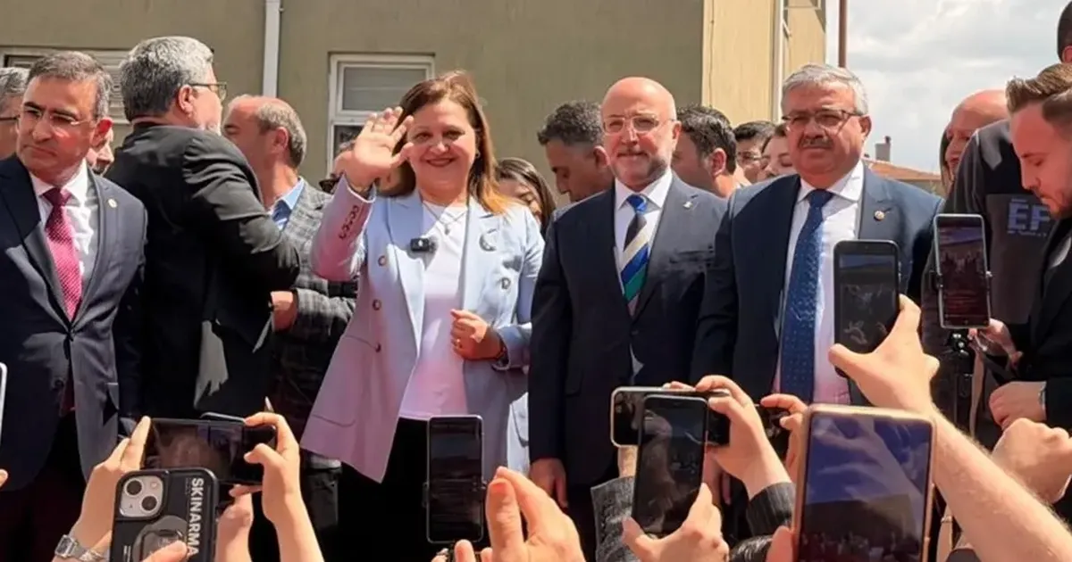 AK Parti'ye geçen Burcu Köksal coşkuyla karşılandı - Hür Haber