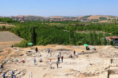 Kayısı bahçeleri arasında dünyanın en eski sarayı - Hür Haber